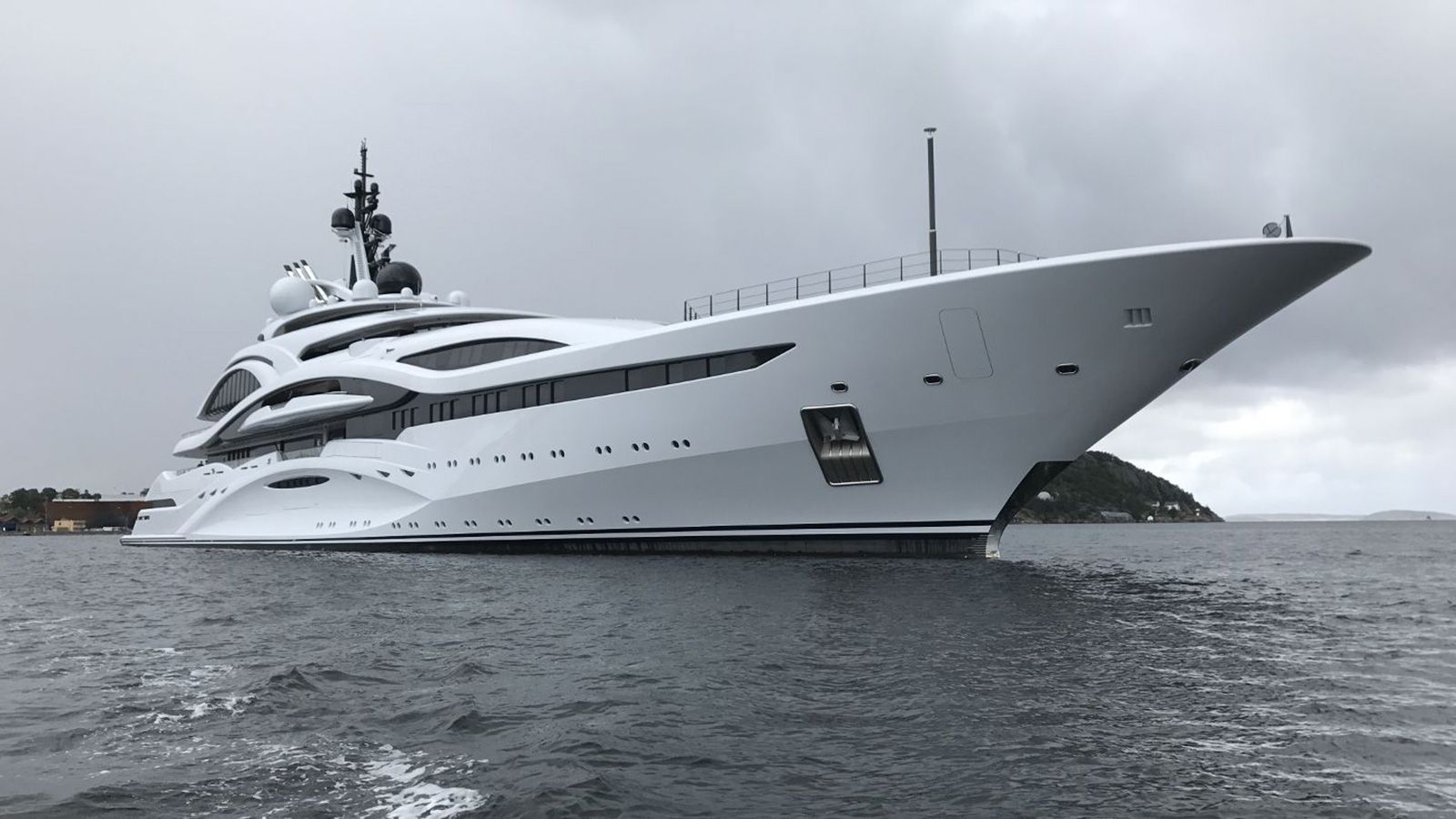 Video: 123m Lürssen superyacht Al Lusail delivered